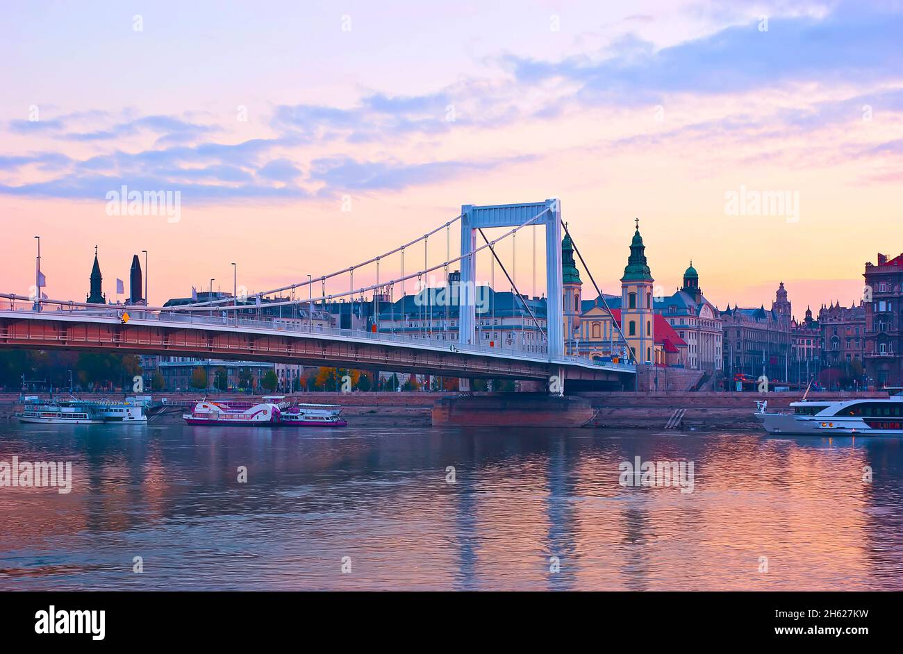 The beautiful purple sunrise over Danube River, Elisabeth Bridge and ...
