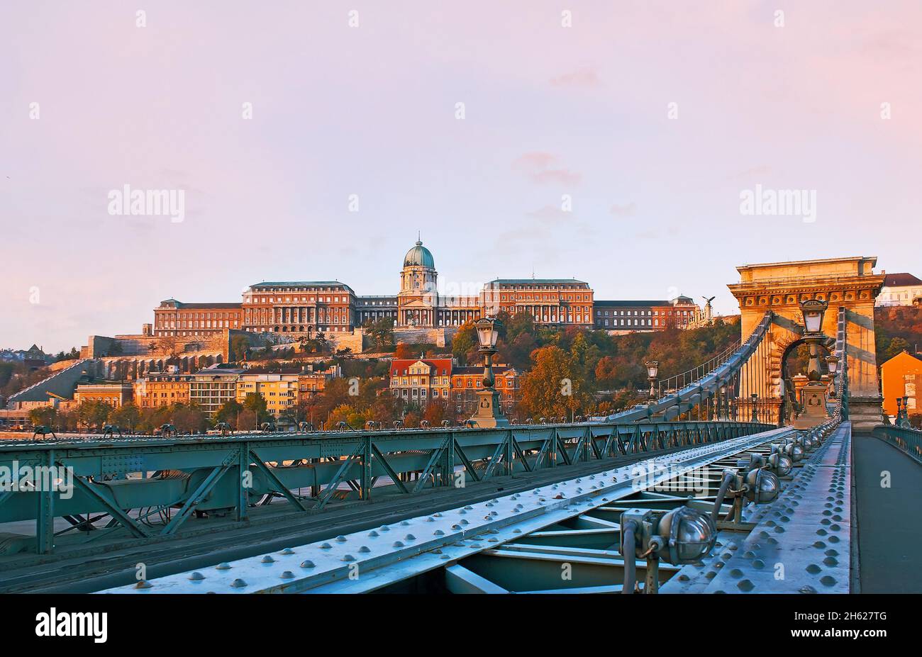 The stone arch of Szechenyi Chain Bridge and the Baroque Buda Castle in ...