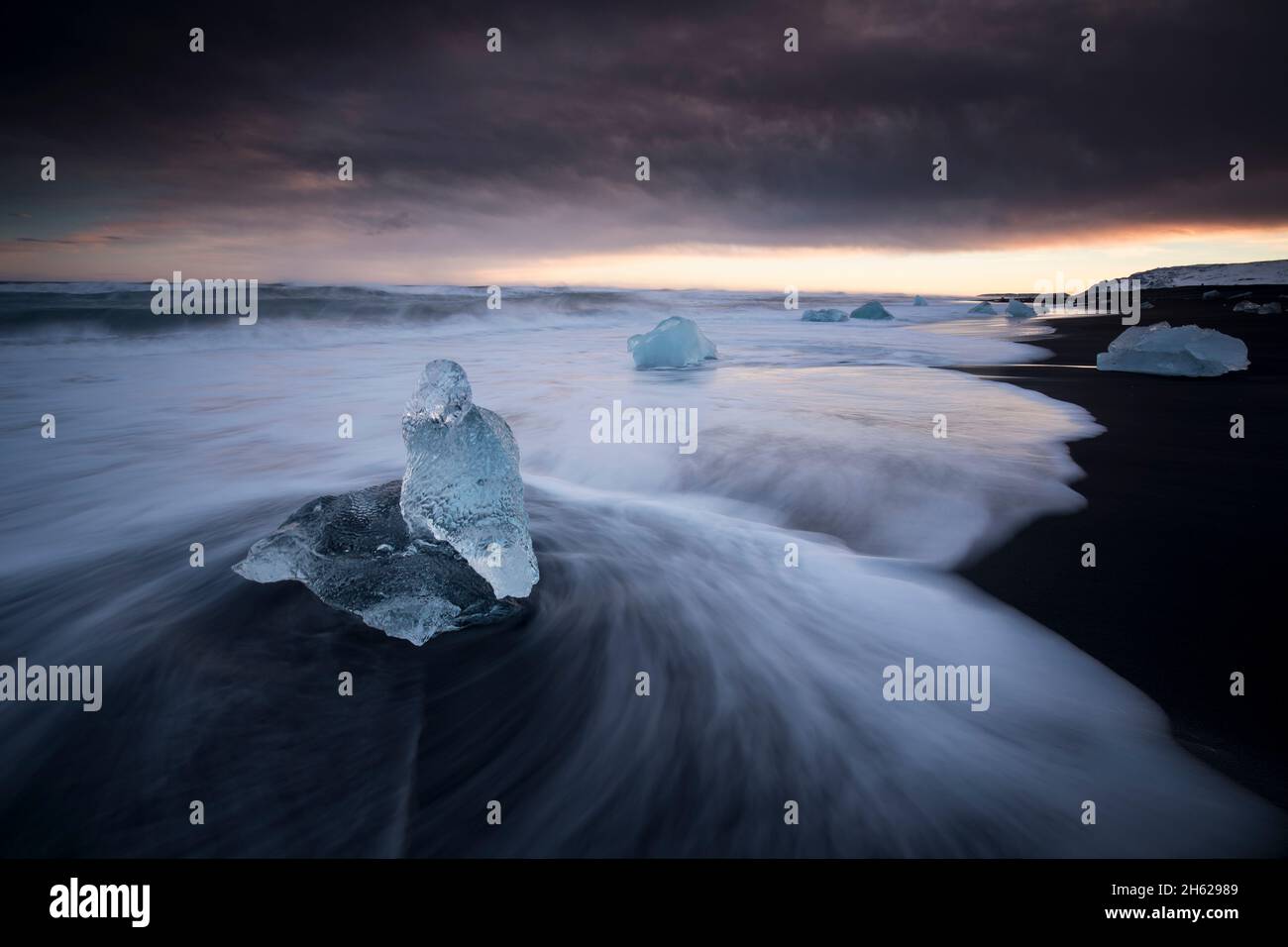 Diamond beach in iceland icebergs hi-res stock photography and images ...