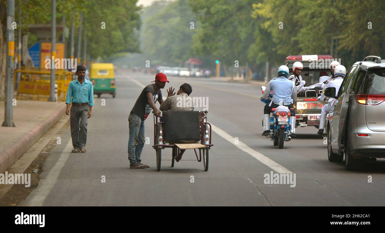 As the motorcade of Secretary of Defense Ash Carter makes its way to ...