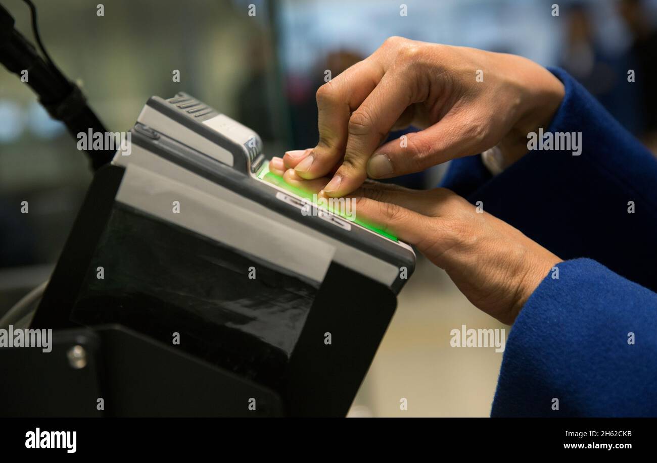 U.S. Customs and Border Protection officers screen international ...