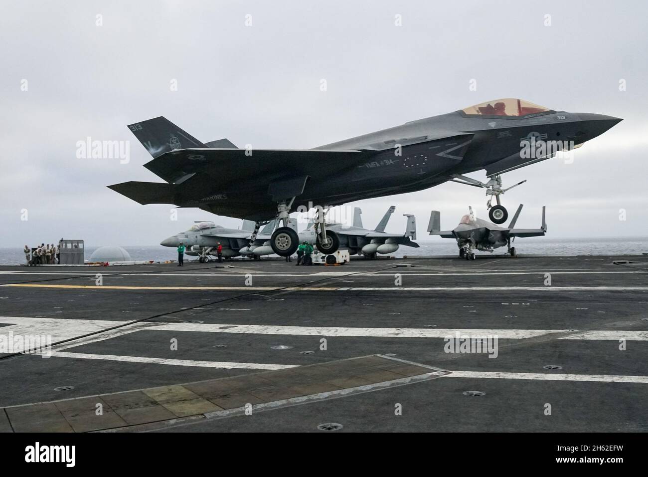 A F-35C JSF Lightning II lands aboard an aircraft carrier at sea Stock ...