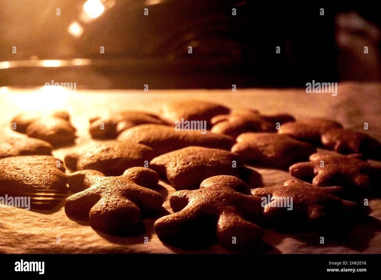 Baking gingerbread man in oven hi-res stock photography and images - Alamy