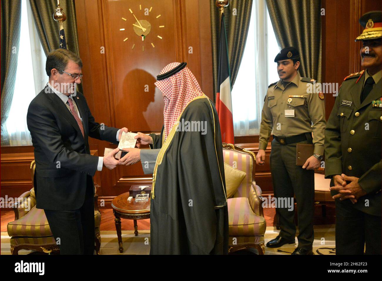 Ash carter visit to kuwait hi-res stock photography and images - Alamy