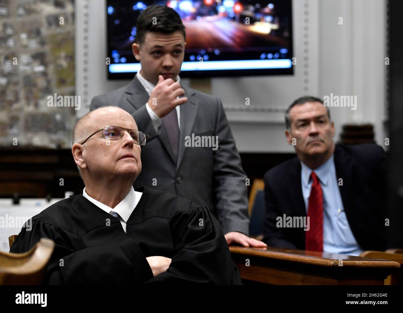 Judge behind screen hi-res stock photography and images - Alamy