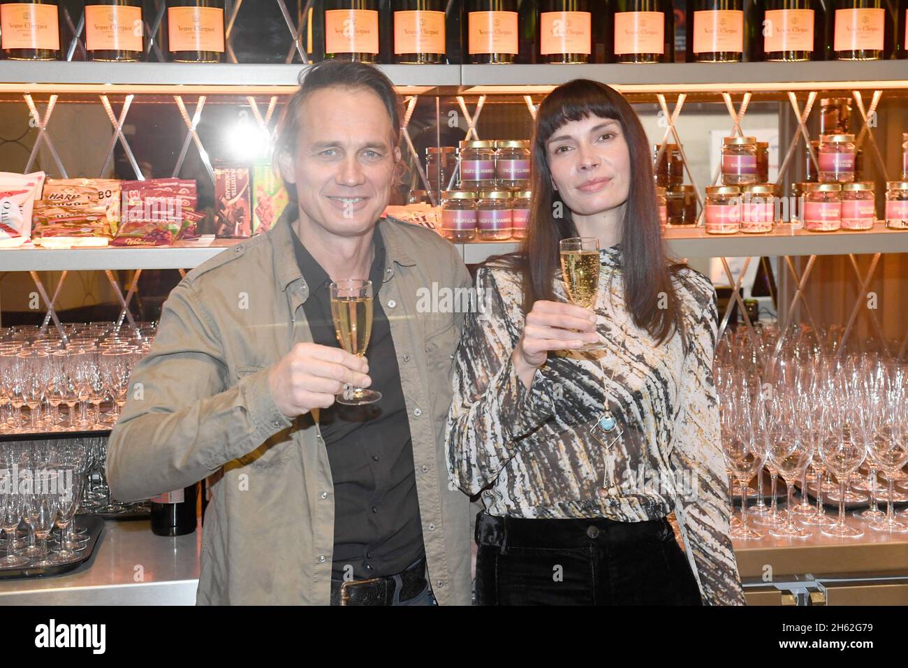 Munich, Germany. 12th Nov, 2021. Actors Ralf Bauer and Claudia Graf ...