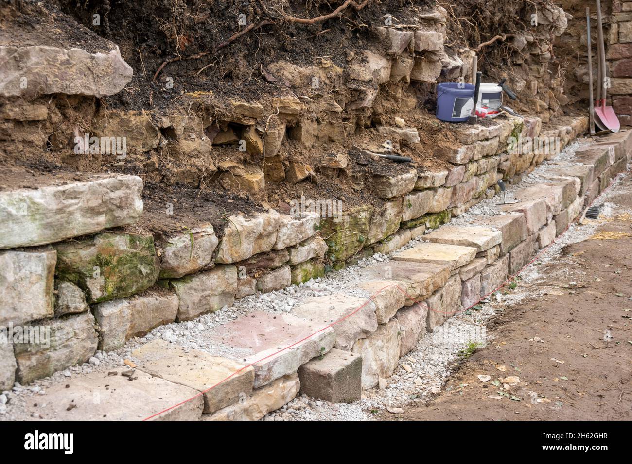 create a dry stone wall Stock Photo - Alamy