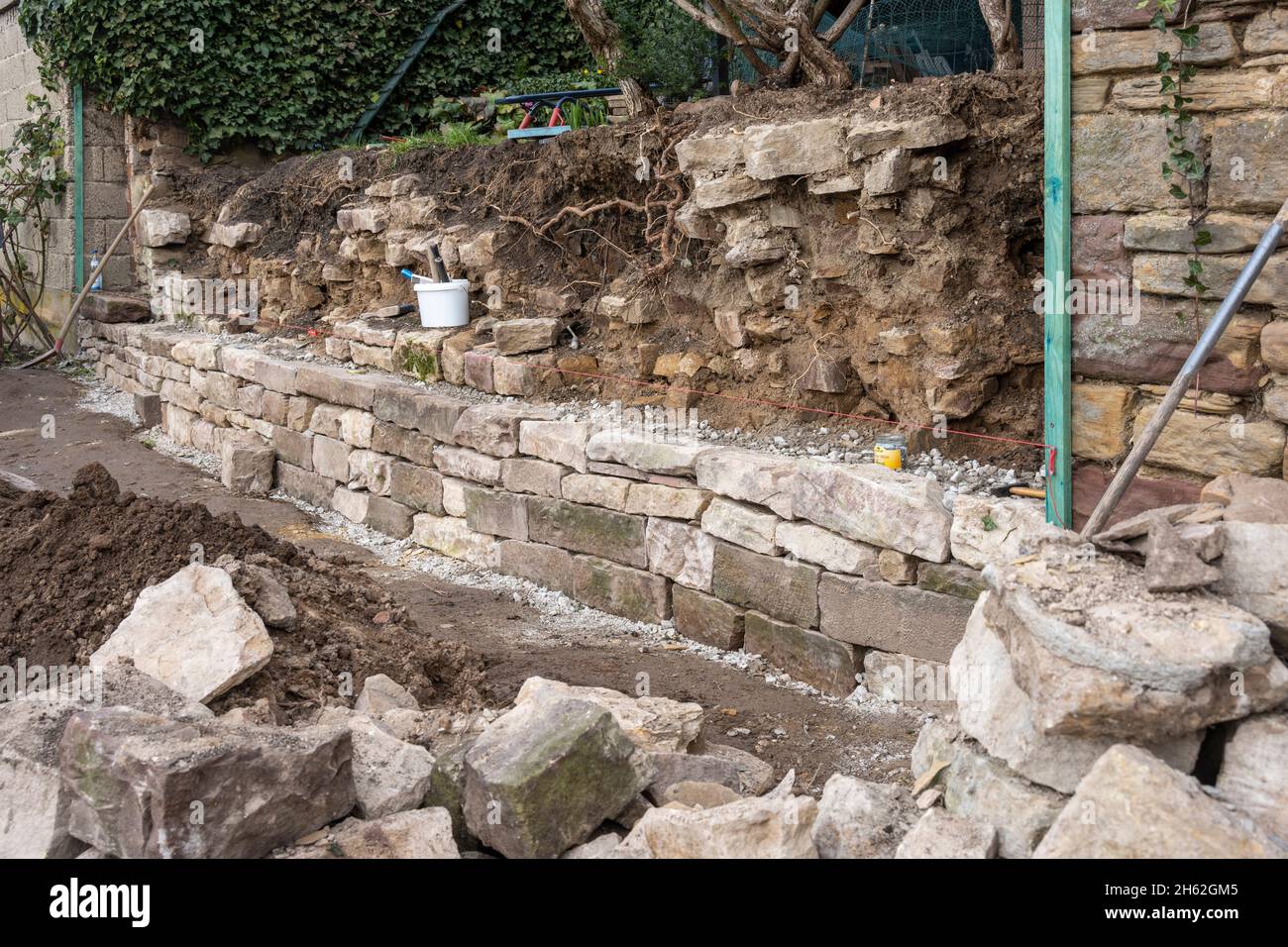 create a dry stone wall Stock Photo - Alamy