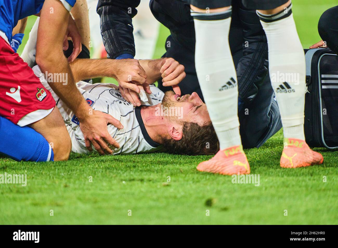 Leon Goretzka, DFB 8 injury after foul of Jens Hofer, Liechtenstein Nr ...