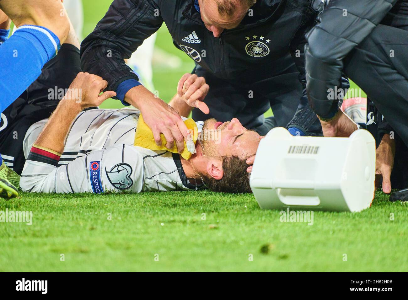 Leon Goretzka, DFB 8 injury after foul of Jens Hofer, Liechtenstein Nr ...