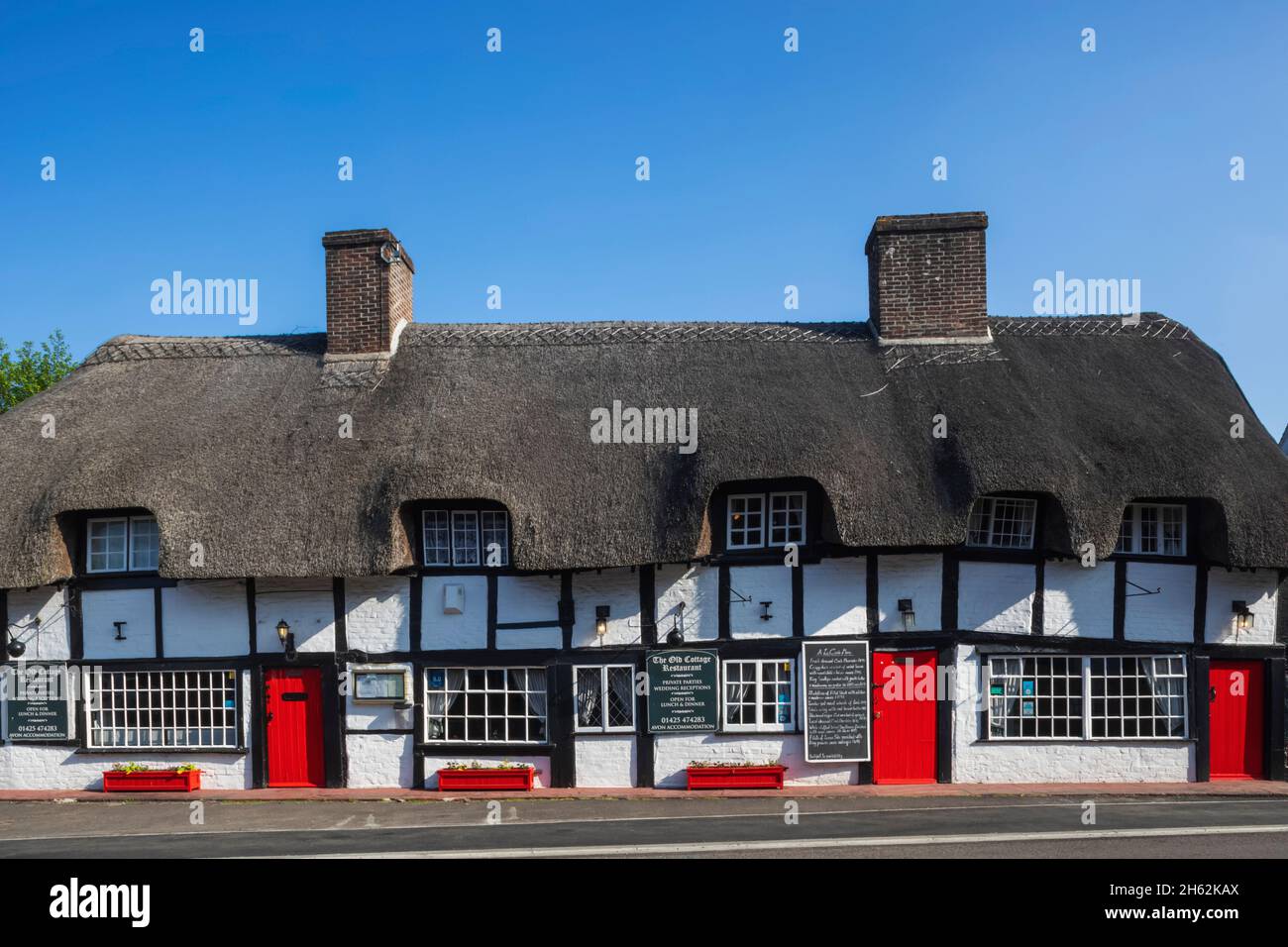 Old thatch cottage hi-res stock photography and images - Alamy