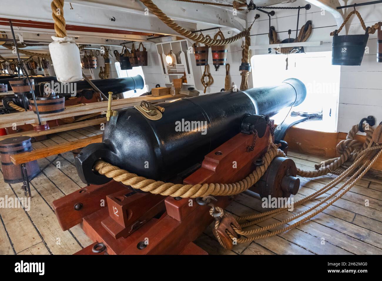 Ships cannon hi-res stock photography and images - Alamy