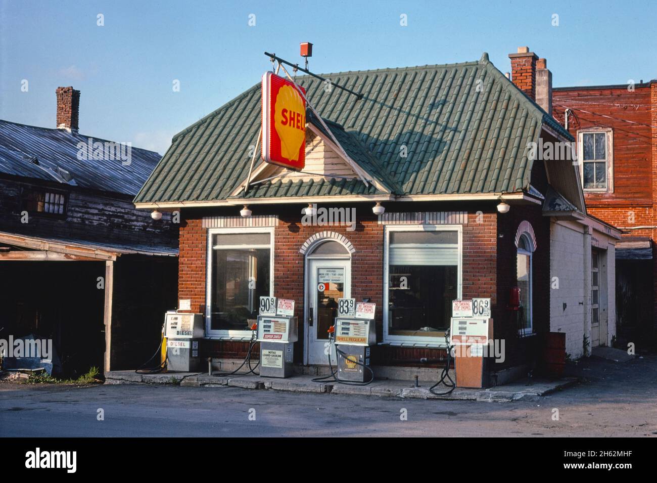 1970s shell gas station hi-res stock photography and images - Alamy