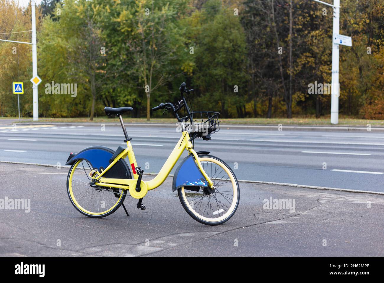 Yellow rental bike stands hi-res stock photography and images - Alamy