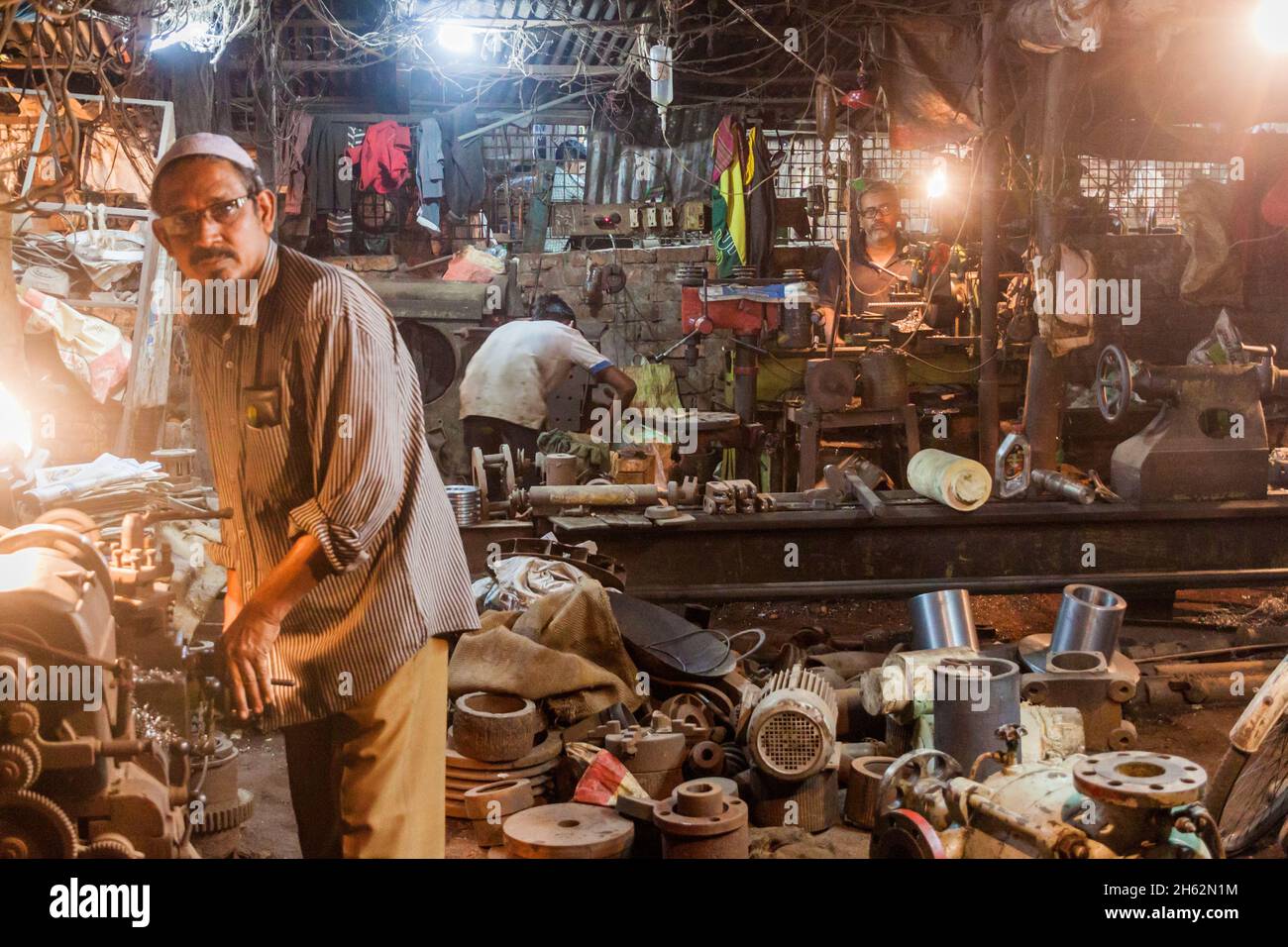 KHULNA, BANGLADESH - NOVEMBER 16, 2016: Small mechanical workshop in ...