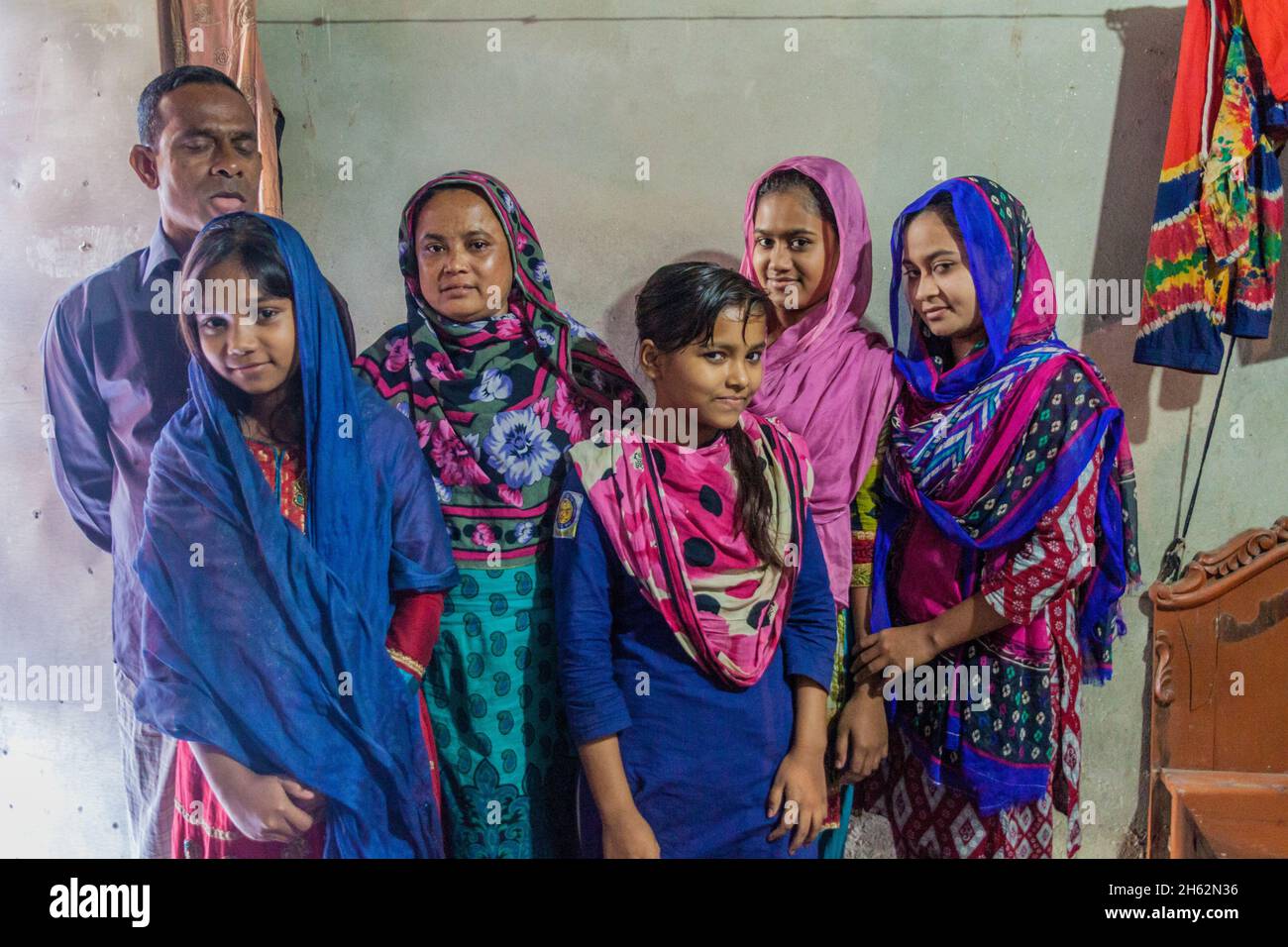 Family portrait bangladesh hi-res stock photography and images - Alamy