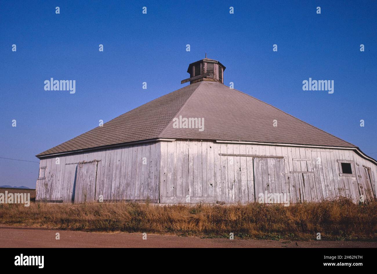 Octogonal barn hi-res stock photography and images - Alamy