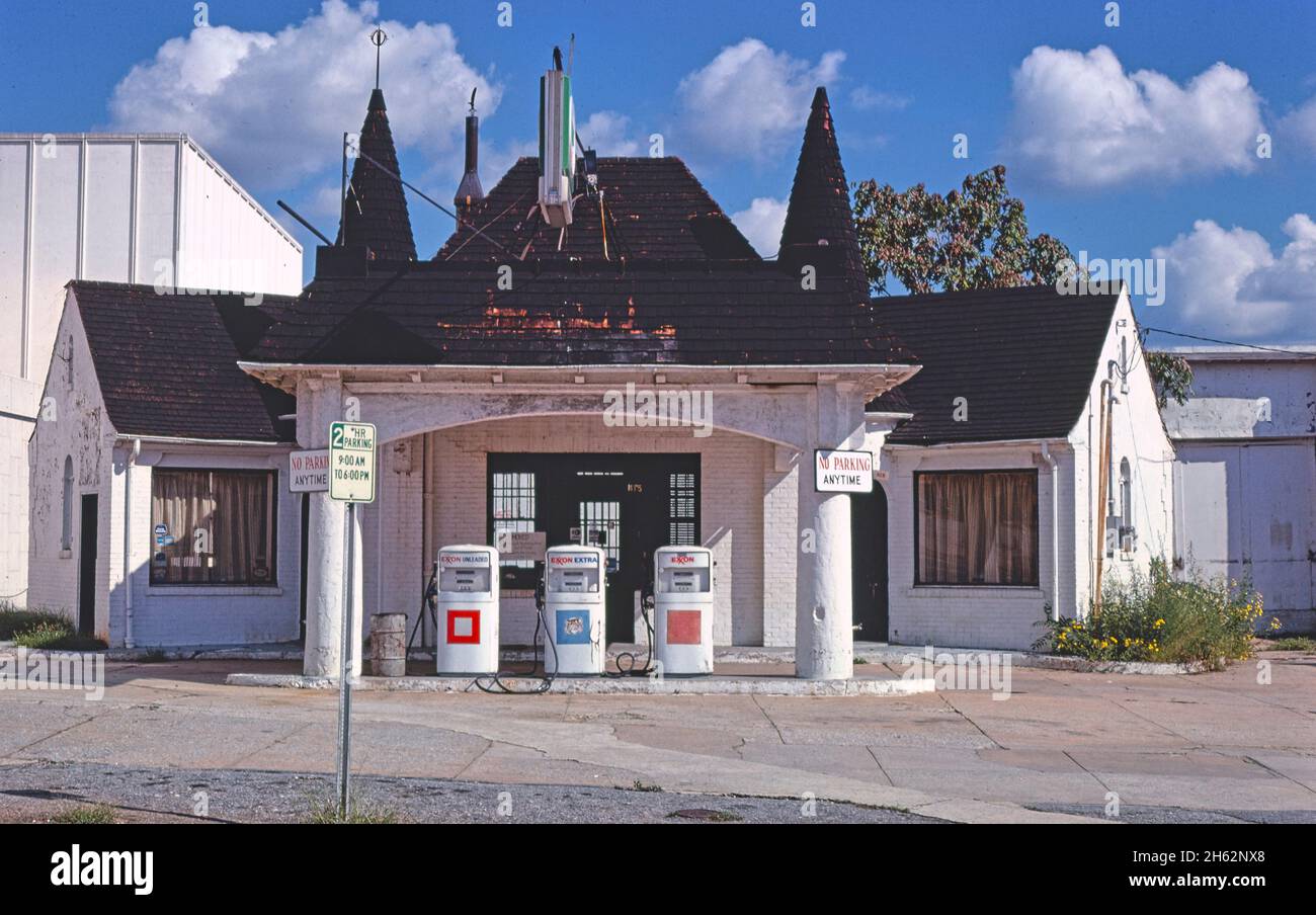 1970s exxon gas station hi-res stock photography and images - Alamy