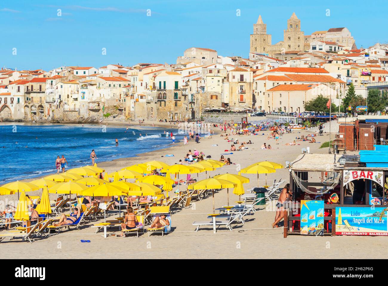 cefalu beach and seafront,cefalu,sicily,italy Stock Photo - Alamy