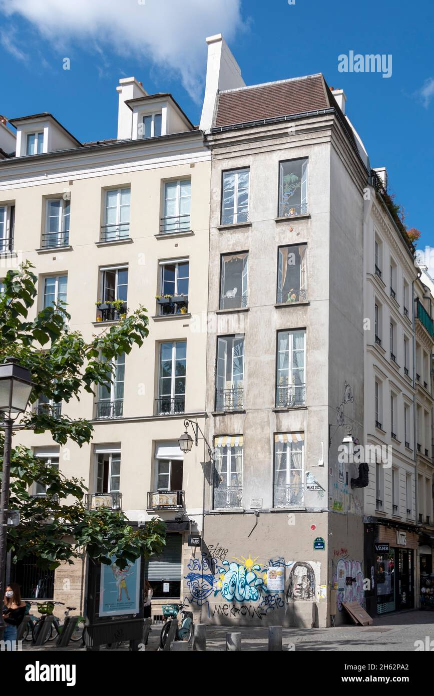 Traditional style apartment building hi-res stock photography and ...