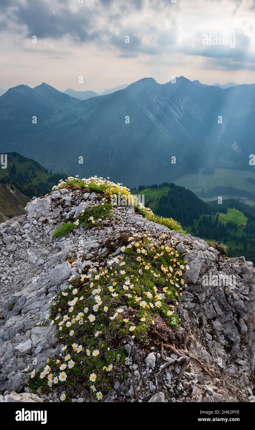 Sun between mountains hi-res stock photography and images - Alamy