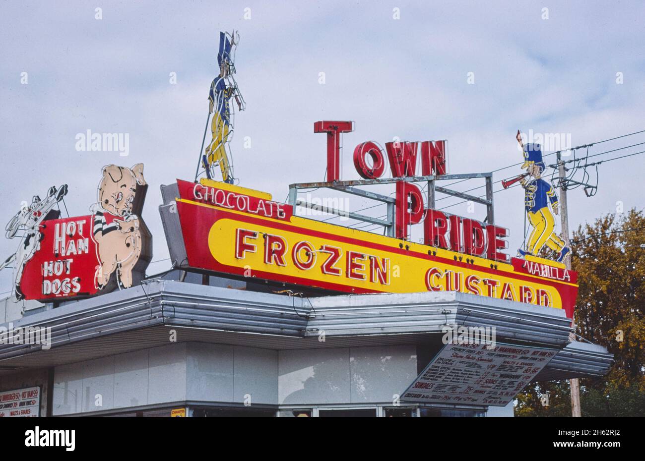 Town Pride Drive-In Restaurant sign, angle two, Teutonia at Villard ...