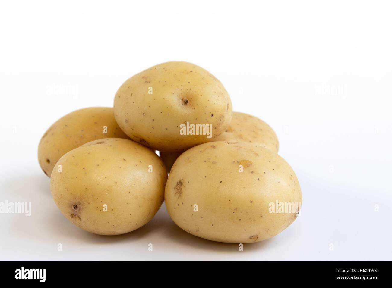 pile of fresh raw potatoes isolated on white background, raw vegetables ...
