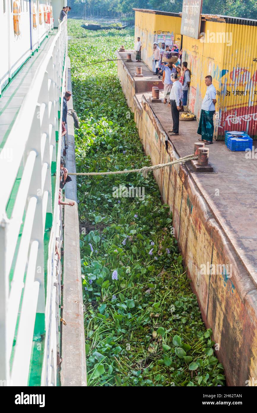 HULARHAT, BANGLADESH - NOVEMBER 19, 2016: Ship is closing to Hularhat ...