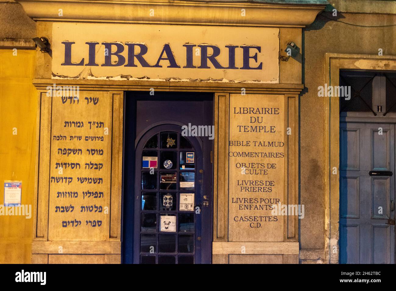 Bookstore in the jewish district of the marais hi-res stock photography ...
