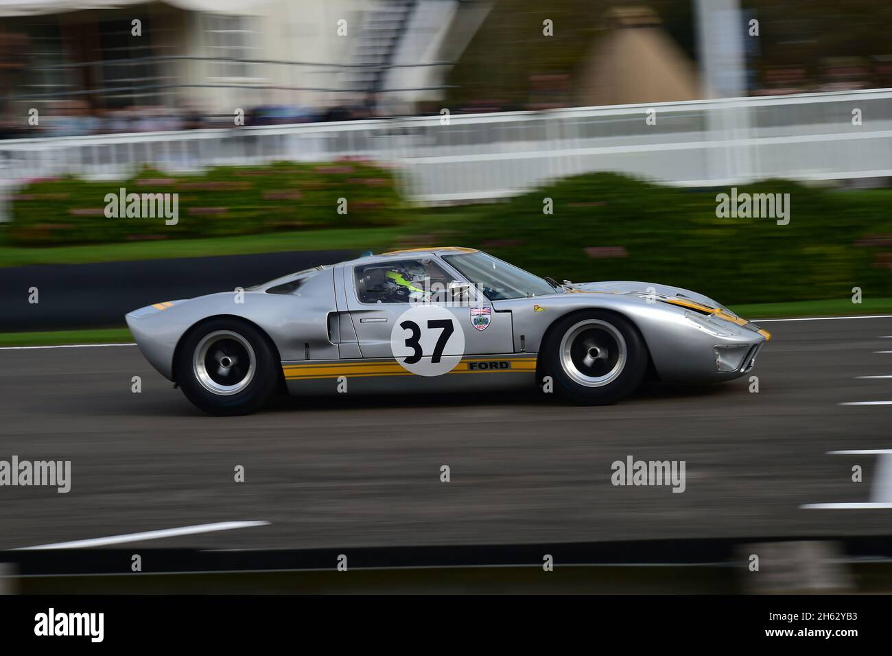 Approaching the finish line, Gordon Shedden, Miles Griffiths, Ford GT40 ...