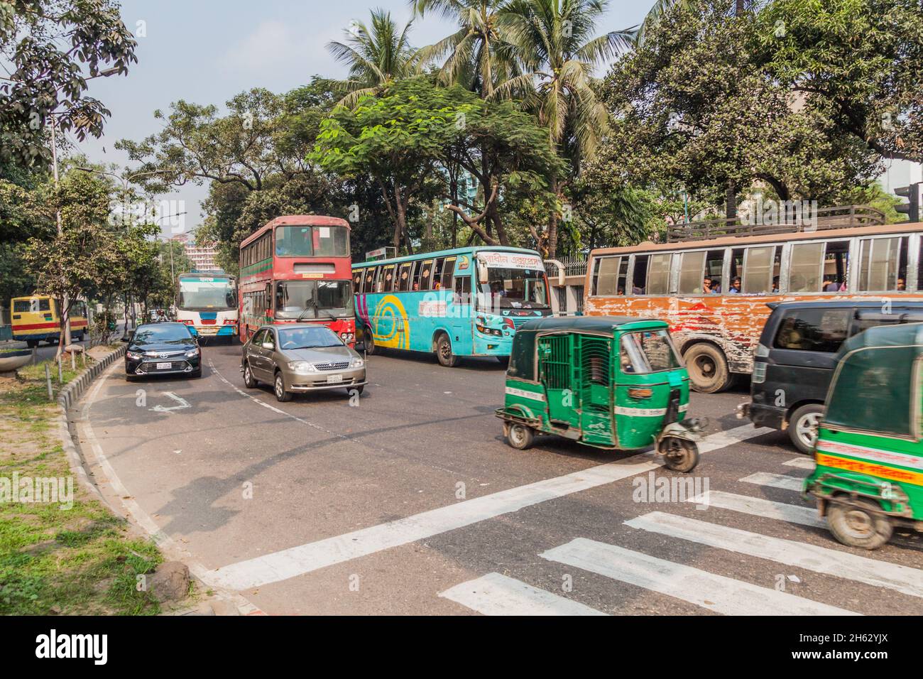 DHAKA, BANGLADESH - NOVEMBER 20, 2016: Traffic on a street in Dhaka ...