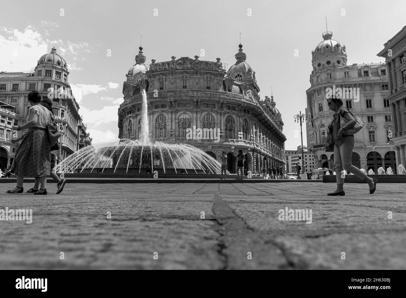 Piazza de ferrari square hi-res stock photography and images - Alamy