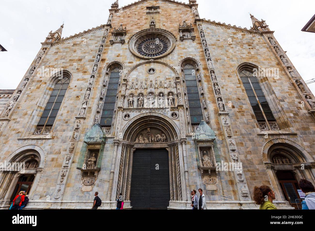 facade of cathedral in como city (cattedrale di santa maria assunta ...