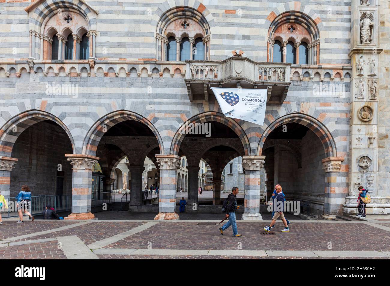 facade of cathedral in como city (cattedrale di santa maria assunta ...