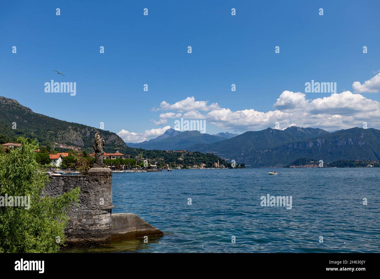 Lake como lenno beach hi-res stock photography and images - Alamy