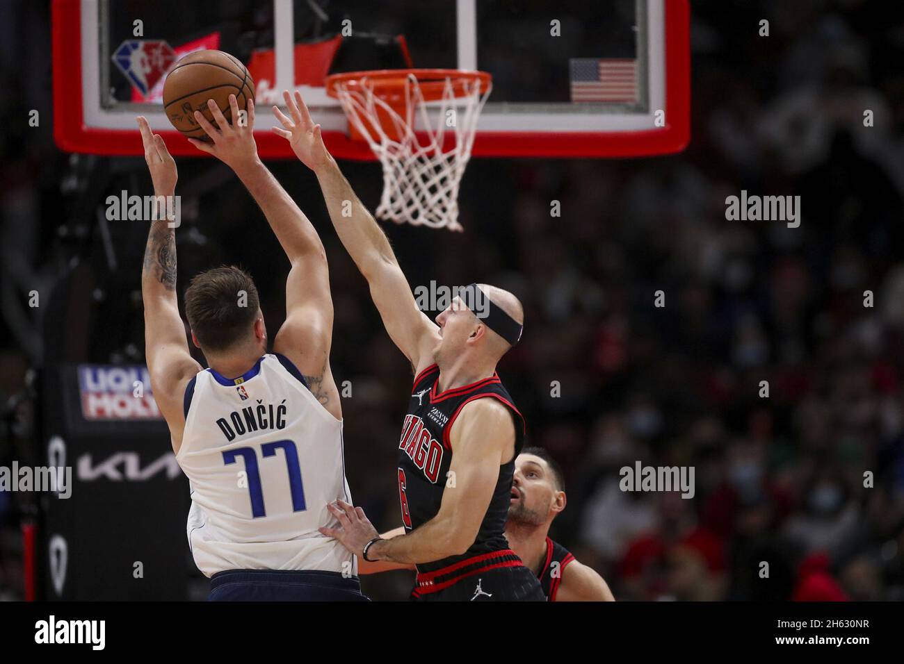 The Dallas Mavericks' Luka Doncic (77) dunks during the first half ...