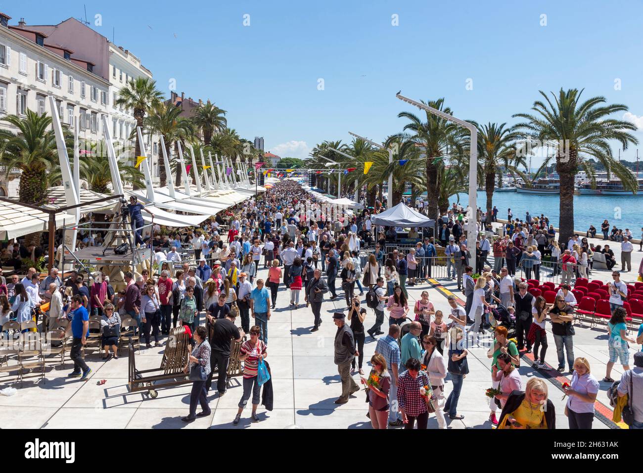 Crowd celebrating hi-res stock photography and images - Alamy