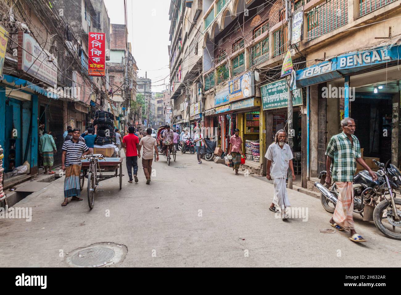 DHAKA, BANGLADESH - NOVEMBER 20, 2016: View of a street in Old Dhaka, Bangladesh Stock Photo - Alamy