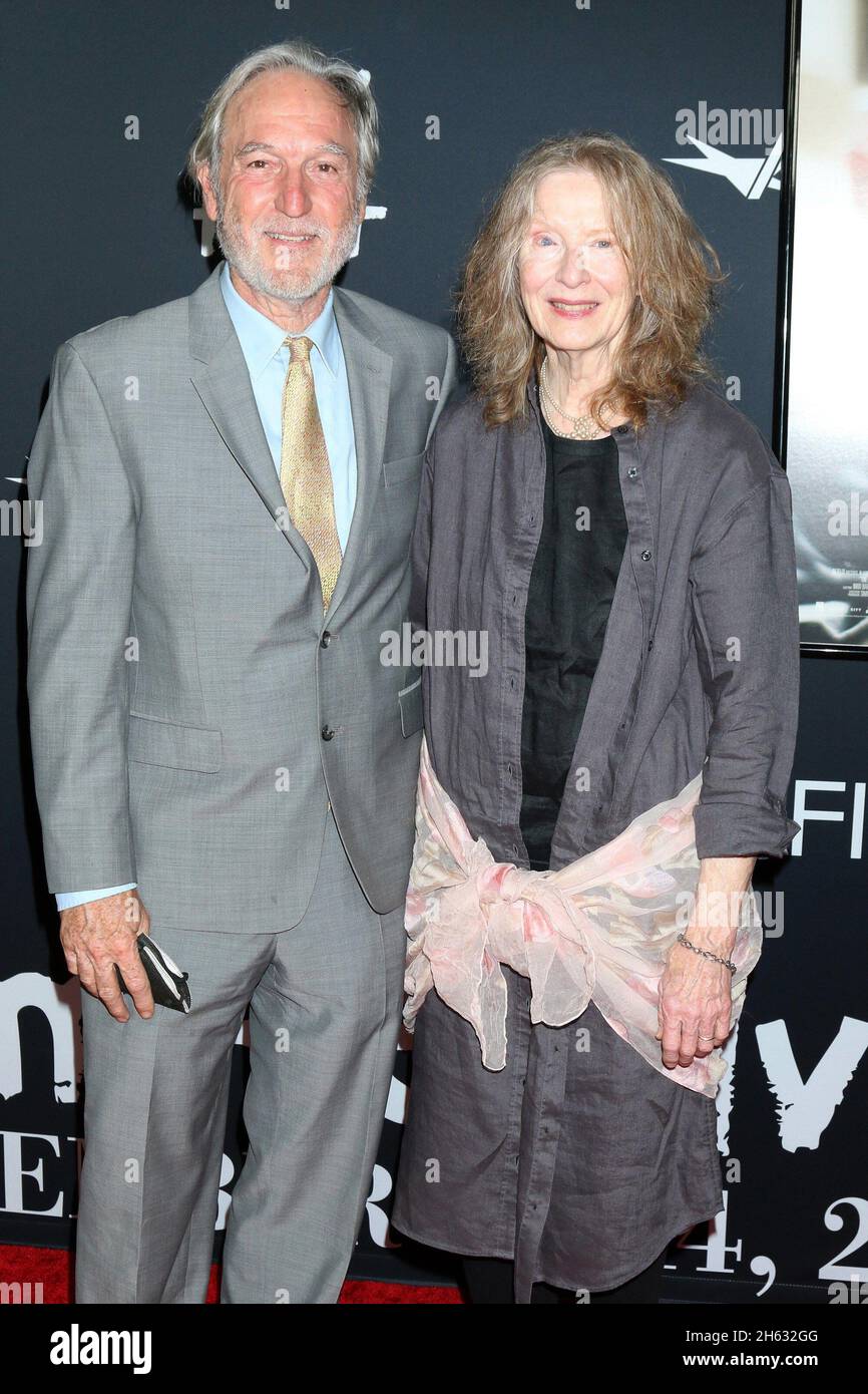 Los Angeles, CA. 11th Nov, 2021. Jan Munroe, Frances Conroy at arrivals ...