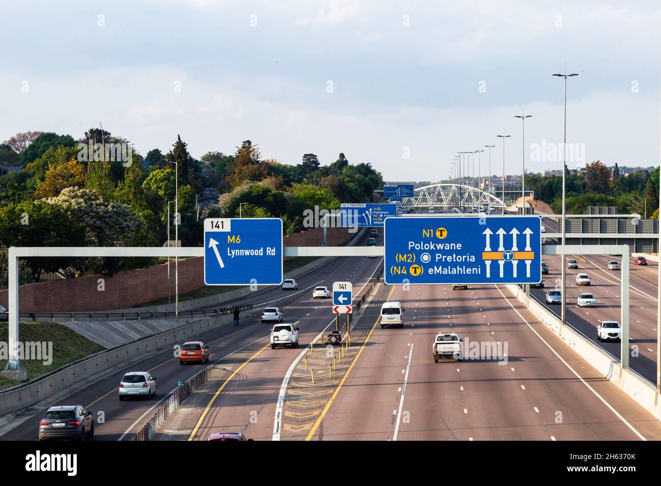 Overhead freeway hi-res stock photography and images - Alamy