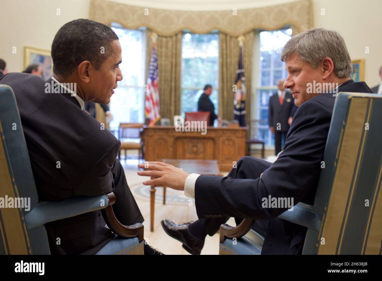 President Barack Obama and Canadian Prime Minister Stephen Harper talk ...