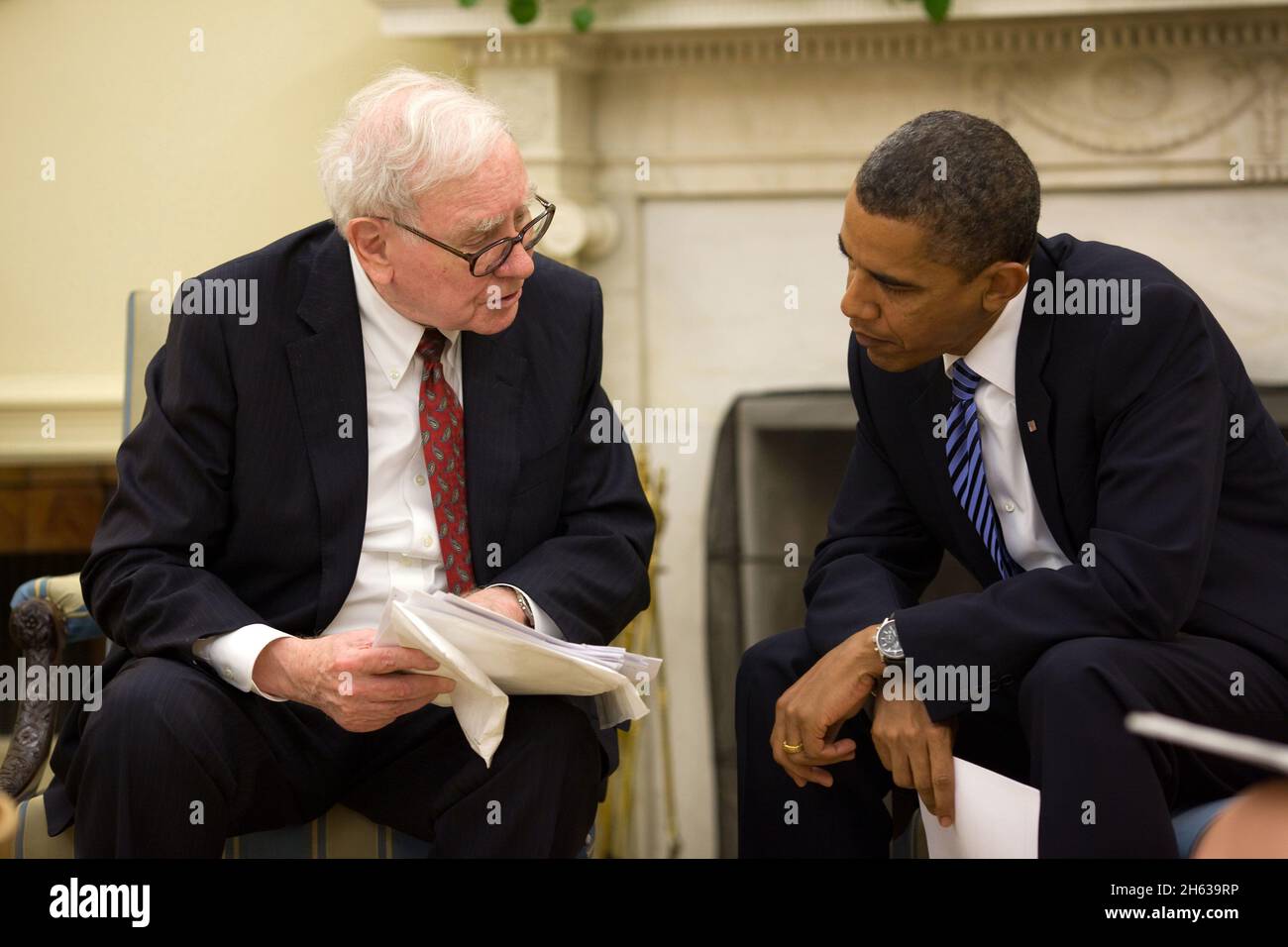 Warren buffet in the oval office hi-res stock photography and images ...