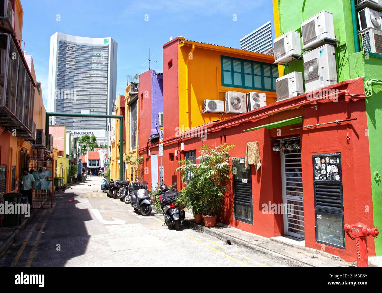 Back alley street hi-res stock photography and images - Alamy