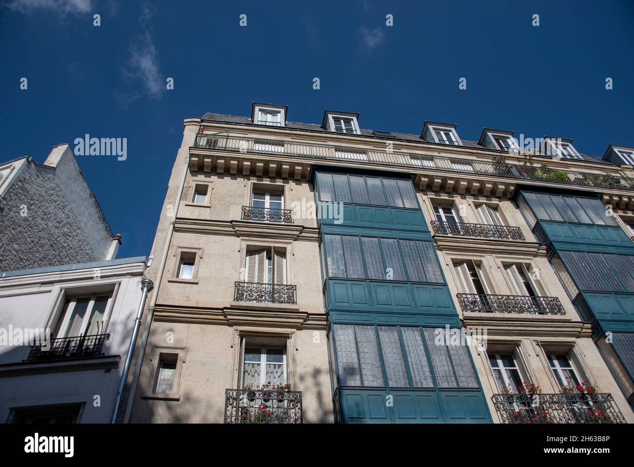 france,paris,traditional apartment buildings in paris Stock Photo - Alamy