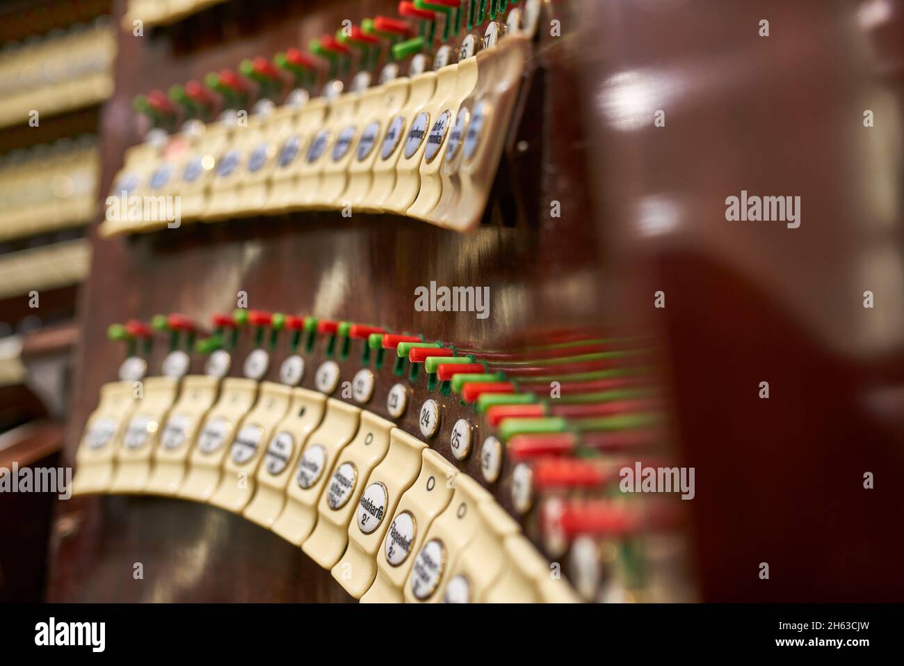europe,germany,hamburg,organ,game table,keys,music,organ playing,ndr ...
