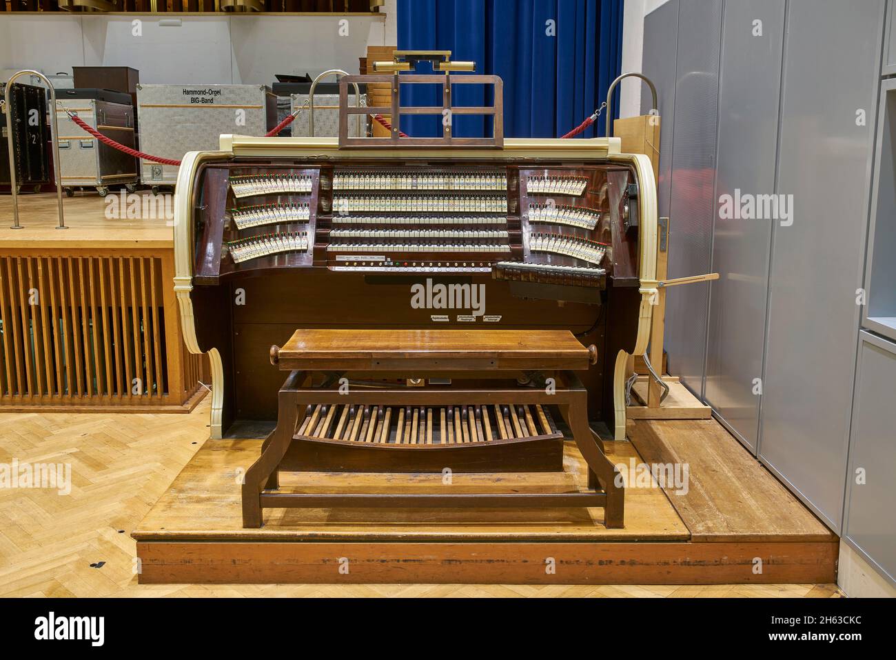 europe,germany,hamburg,organ,game table,keys,music,organ playing,ndr ...