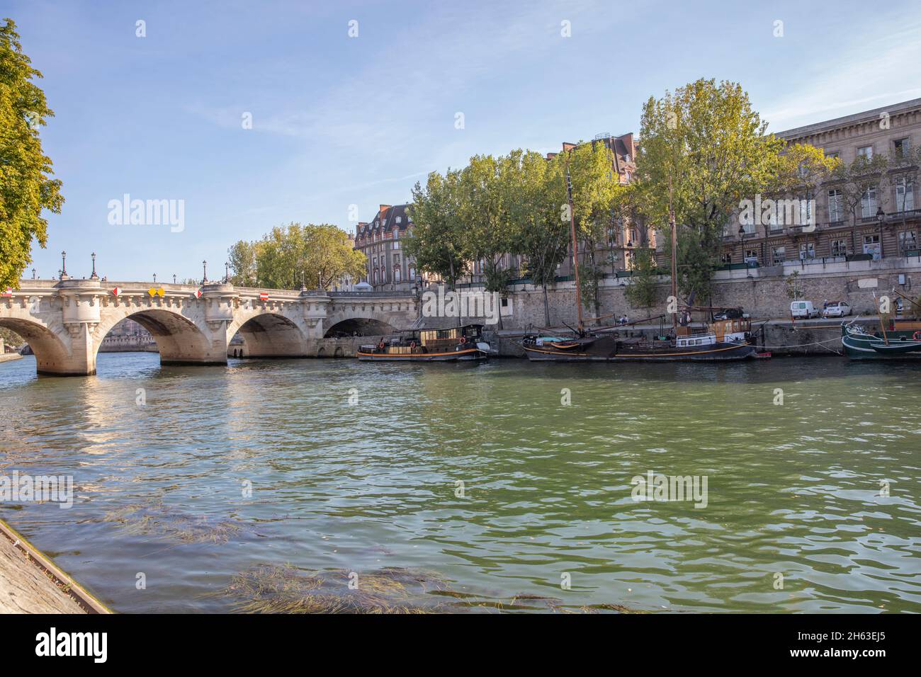 Paris riverfront hi-res stock photography and images - Alamy