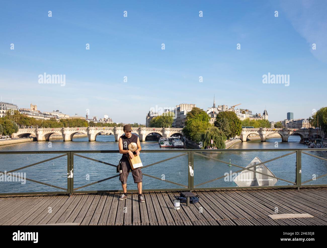 Street scene the pont neuf bridge hi-res stock photography and images ...