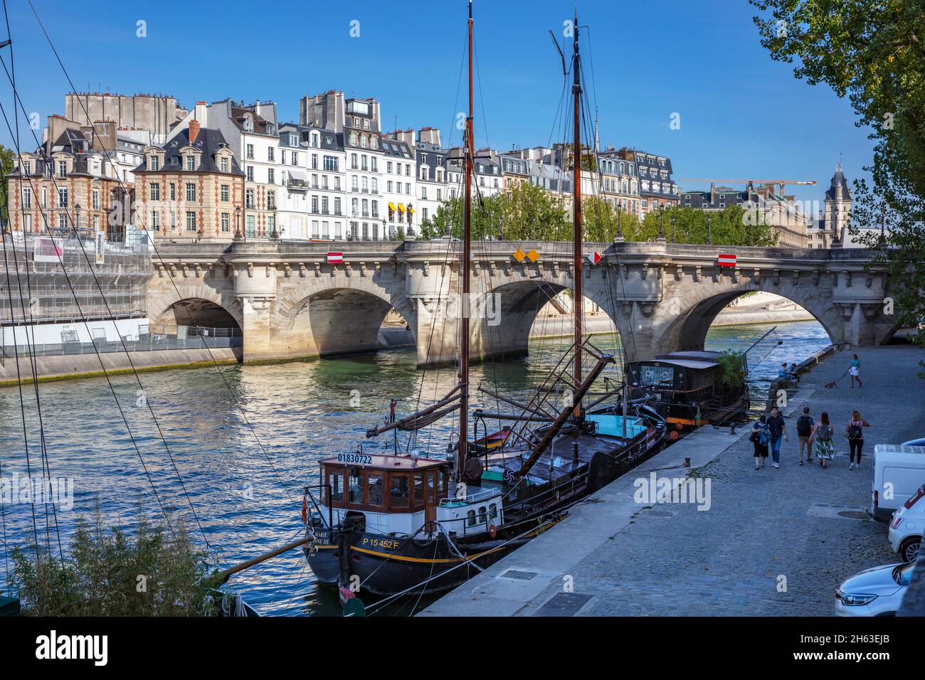 Paris riverfront hi-res stock photography and images - Alamy