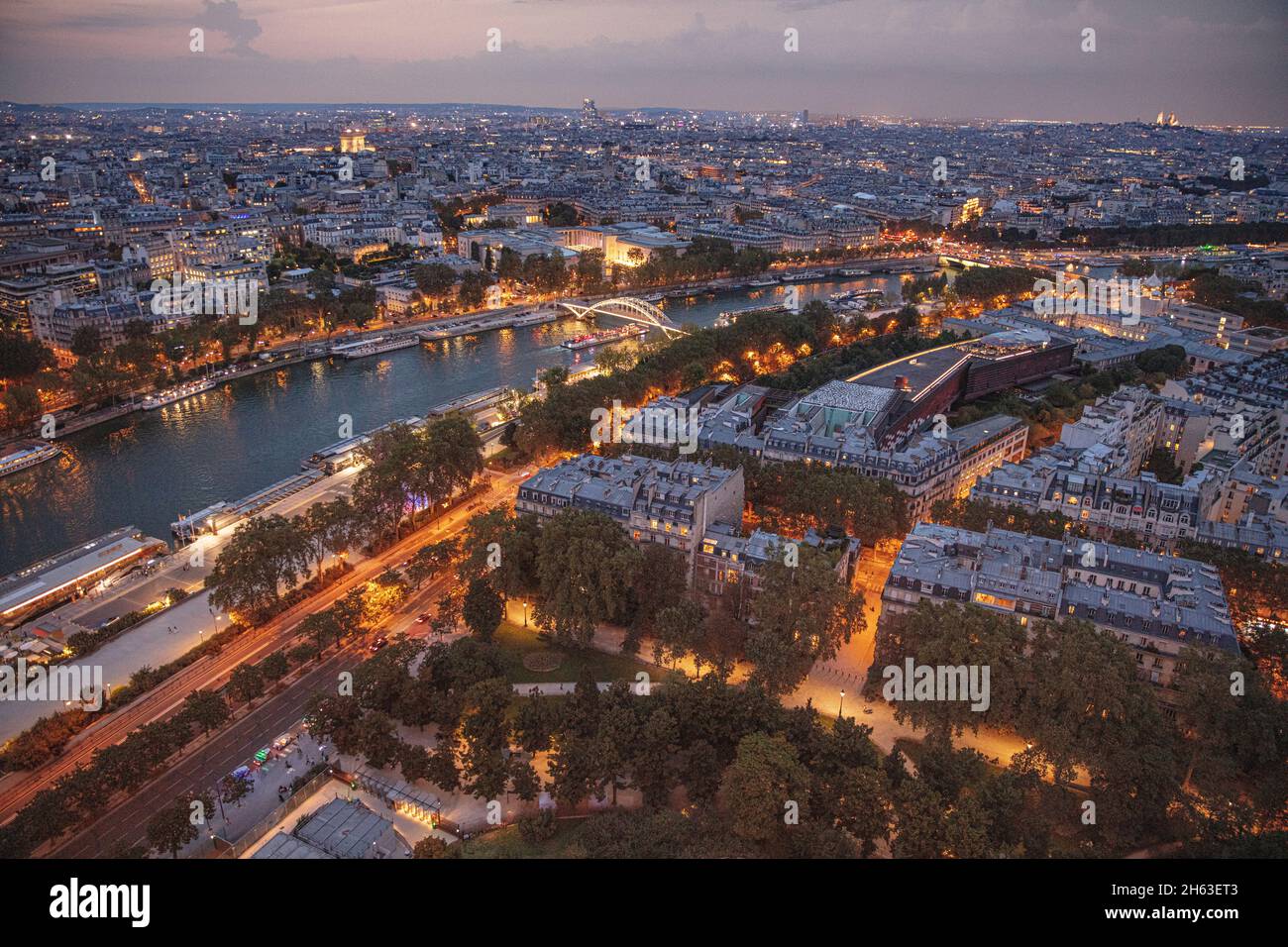 Night view of eiffel tower hi-res stock photography and images - Alamy